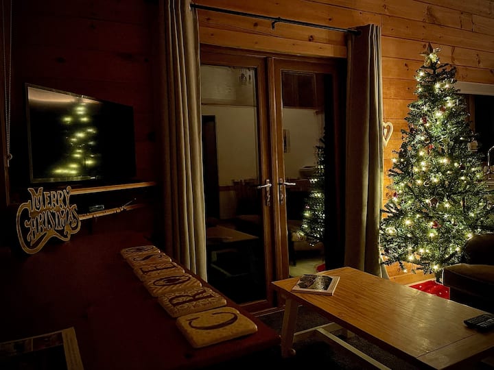 Top 6 Log Cabins With Hot Tub In South West Wales, UK | Trip101