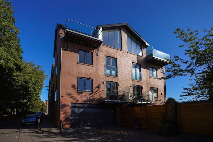 Stunning Cardiff Bay Townhouse With Parking - Cardiff