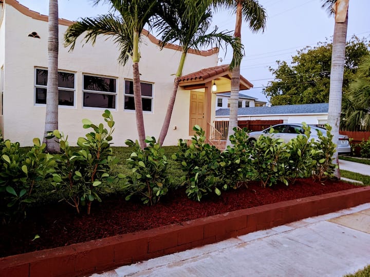 Cozy Getaway Mins From Beach And Downtown - West Palm Beach, FL