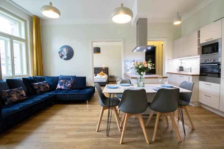 Wow ☆ Spacious Central Apt - Parking Available☆ - Prague