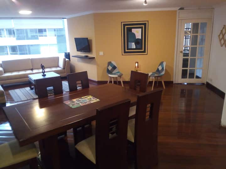 Departamento Amplio Seguro En Ubicación Fantástica - Quito