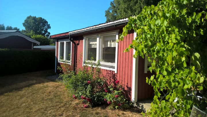 Charmig Gammeldags Röd Stuga 200 M Till Sandstrand - Sölvesborg