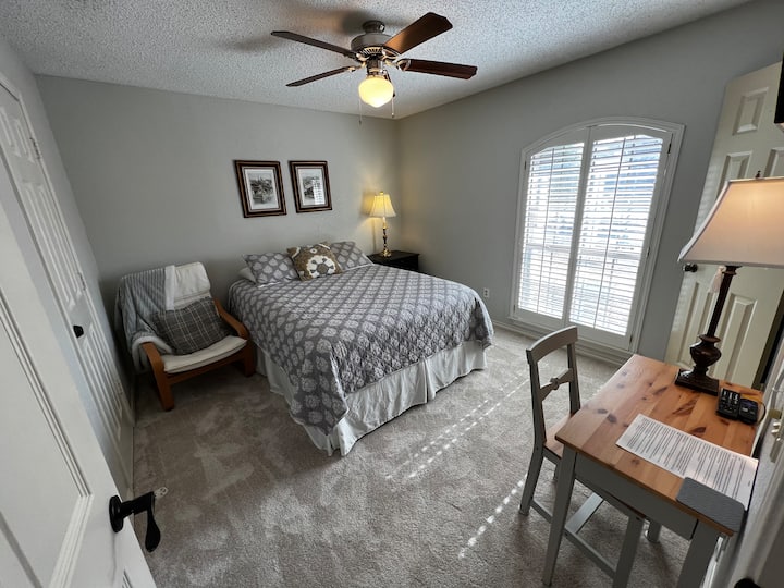 Clean, Quiet Retreat: Front Bedroom & Private Bath - Plano, TX