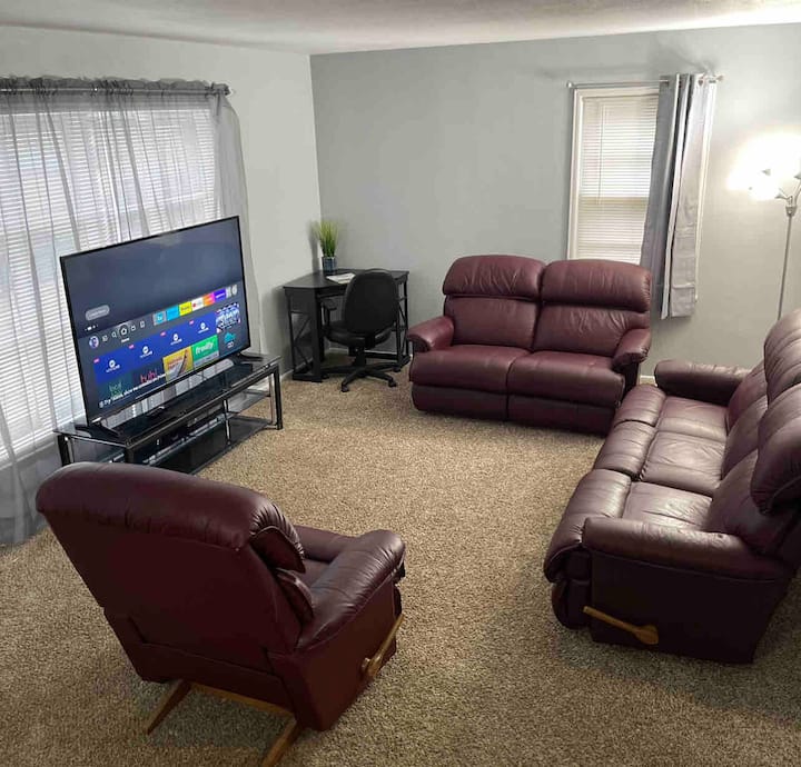 #Rhomes 65" Tv. 3 Bedrm - King & 2 Queens. - Peoria, IL