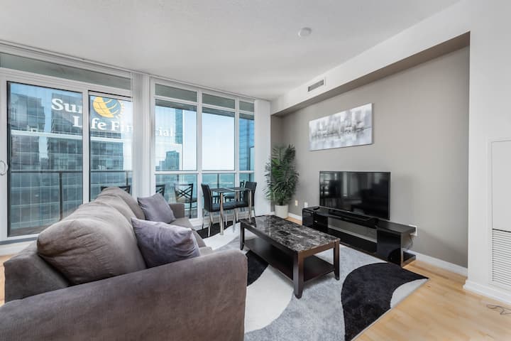50% Off Downtown 40+ Floor Condo W Lake+city View - Toronto