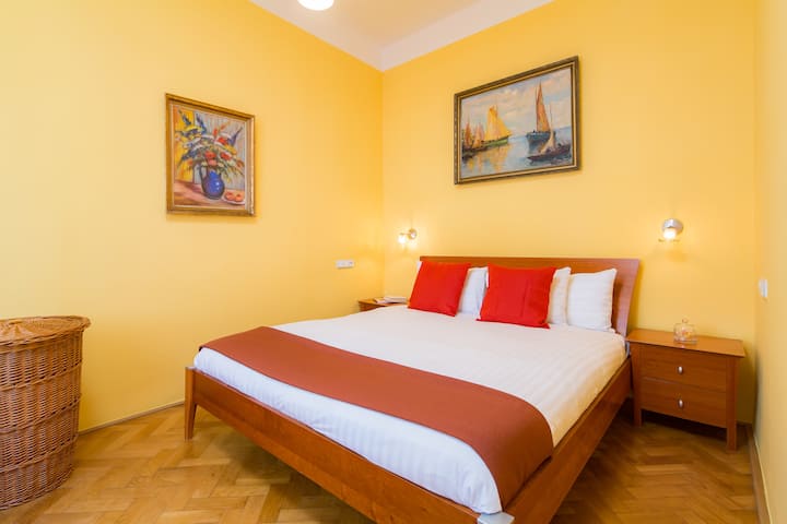 Quaint Colourful Apartment In City Center - Prague