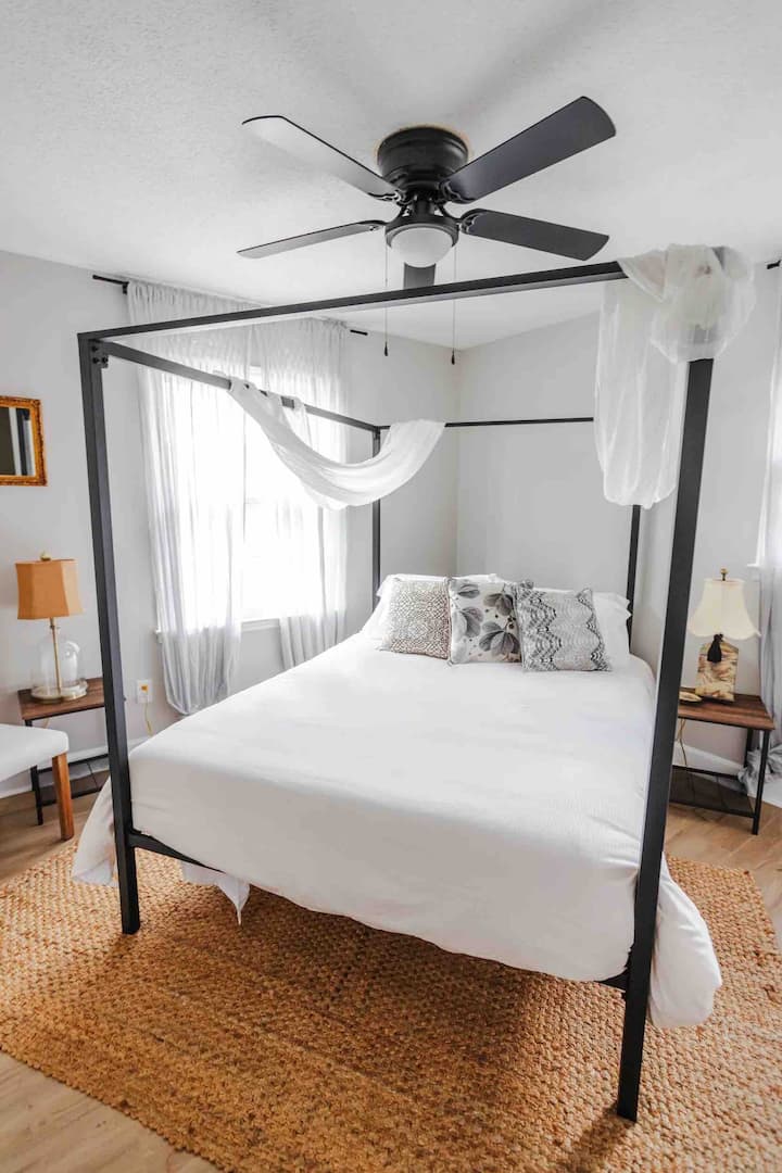 Charming Southern Cottage, Dog Friendly! - Charleston, SC