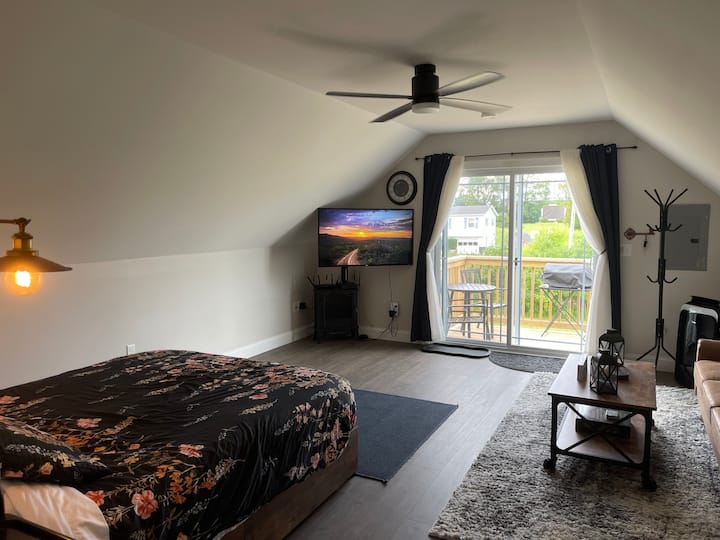 New Lovely Studio Loft W/ Electric Stove & Deck. - St. Albans