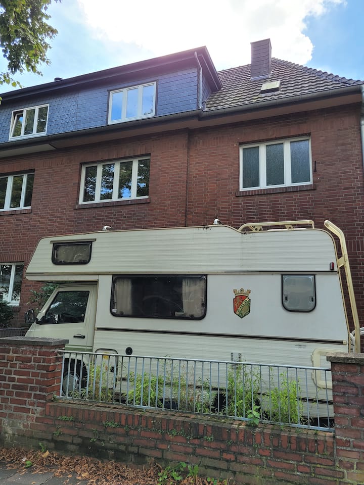 Oldtimer-merzedes-wohnmobil Oder Zelt Im Garten - Cologne