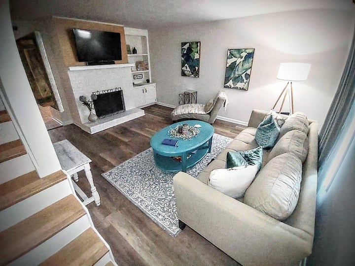 Cozy Farmhouse Stays - Murfreesboro, TN