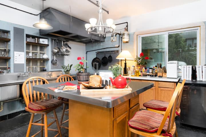 Pvt Entry King Suite W/ Kitchen & Bath | $1295/mth - Detroit, MI