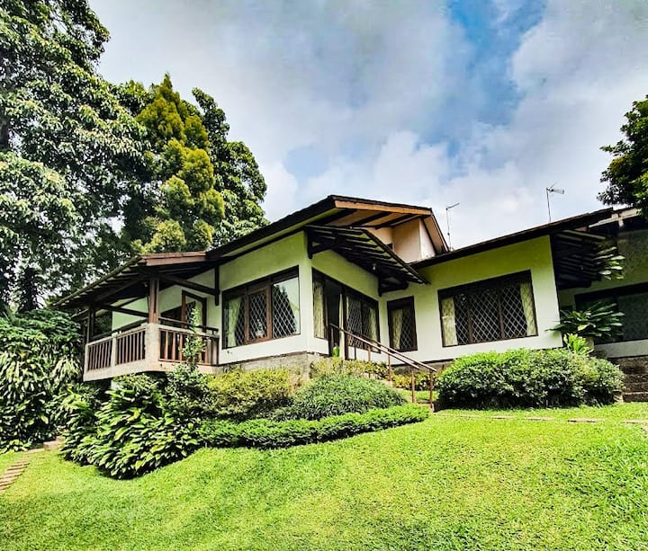 Villa Anggrek. Villa Warung Gunung Cisarua - Cisarua