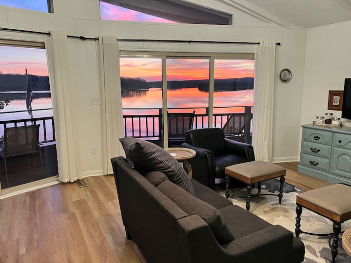 Entire Waterfront Home - 6 Bed/4.5 Baths - Lake Barkley State Resort Park, Cadiz