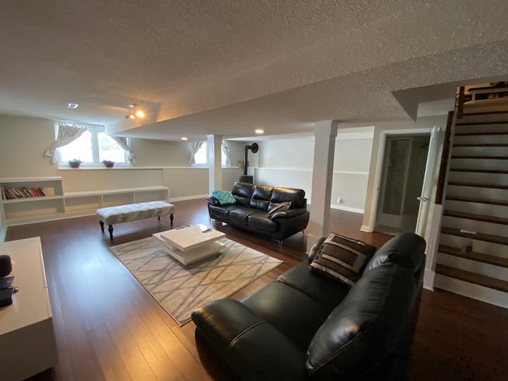 1bed 1bath Cozy Retreat & Spacious Lounge - Great Slave Lake