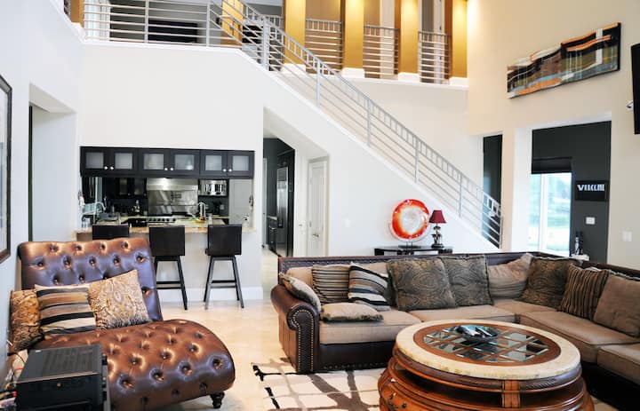 Adorable Queen Suite With Private Bath & Balcony - Tampa, FL