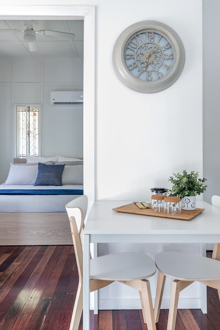 Quaint 1940s Cottage Close To The Waterfront Boardwalk - Margate, Australia