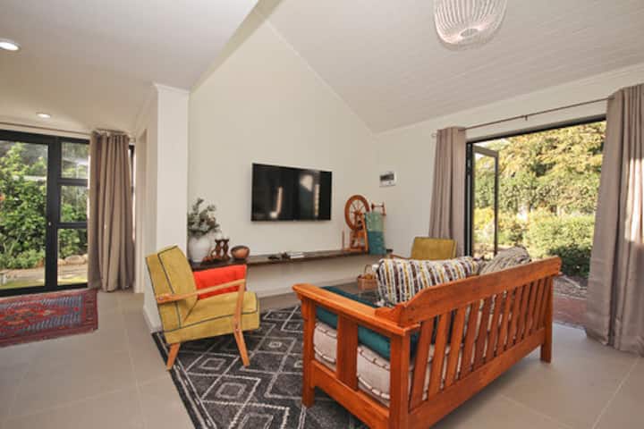 Modern Spacious With Private Garden & Parking - Kylemore