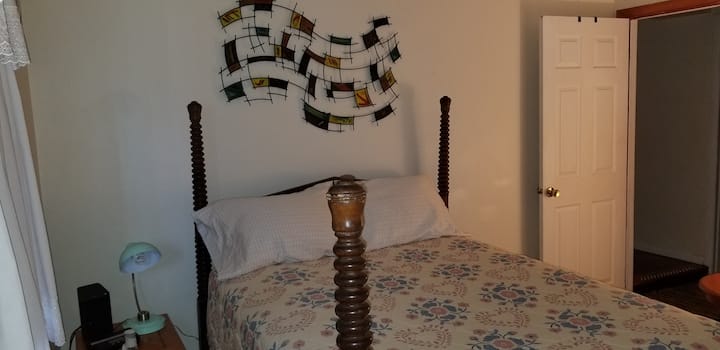 Simply Stylish, 2 Bdrm Retro - Hollywood Casino & Hotel Lawrenceburg