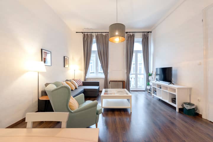 Central & Beautifully Renovated + No Cleaning Fee! - Budapest