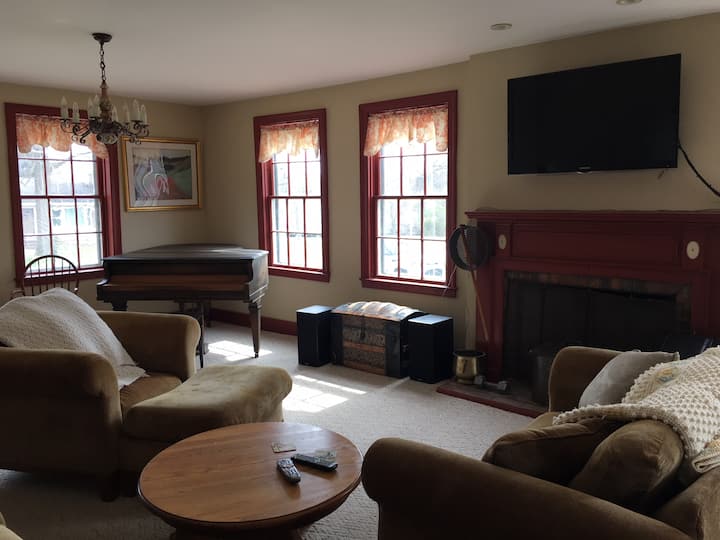 Large Sw Corner Room In Historic Home - Michigan