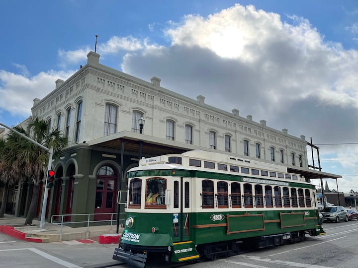 Harbor Haven: Perfect Cruise Terminal Stay #4 - Galveston, TX