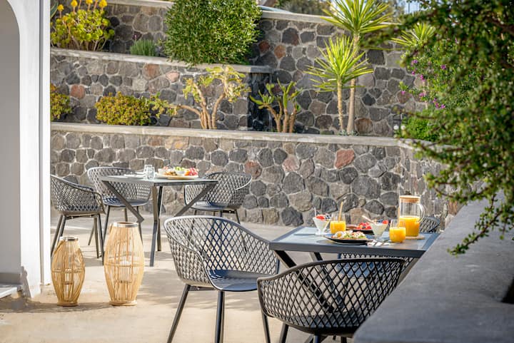 Thealos 3 Luxury Suites With Garden View Santorini - Santorini