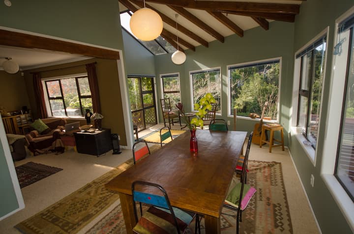 Artists' Bush And Ocean Homestay - New Zealand