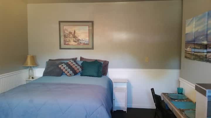 Blue Studio Apt, Pvt Bath, Pvt Entrance, Pool - Woodland, CA