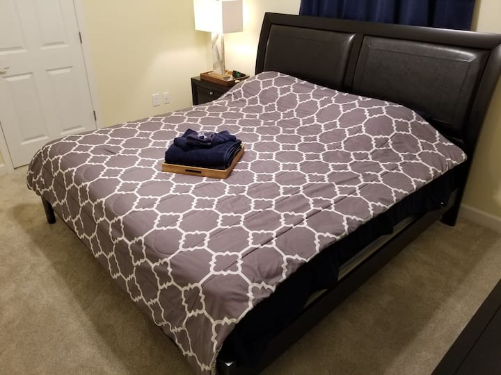 King Bed W/ Ensuite Bathroom - Room 8 - Charleston, SC
