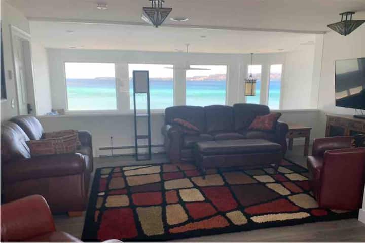 Harbor House Beach Room - Suttons Bay, MI