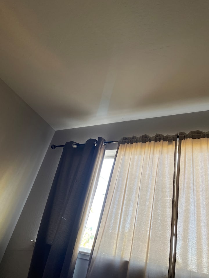 Cute Little House With Clean Room. - Fairfield, CA
