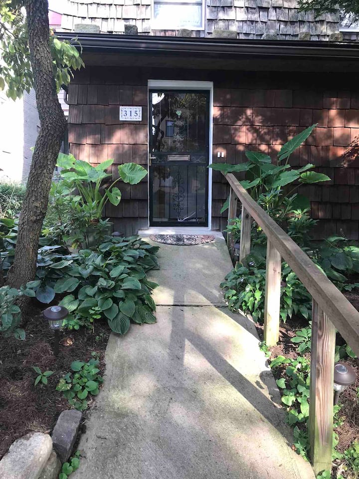 Cozy One-bedroom East Side Apartment - Pittsburgh, PA