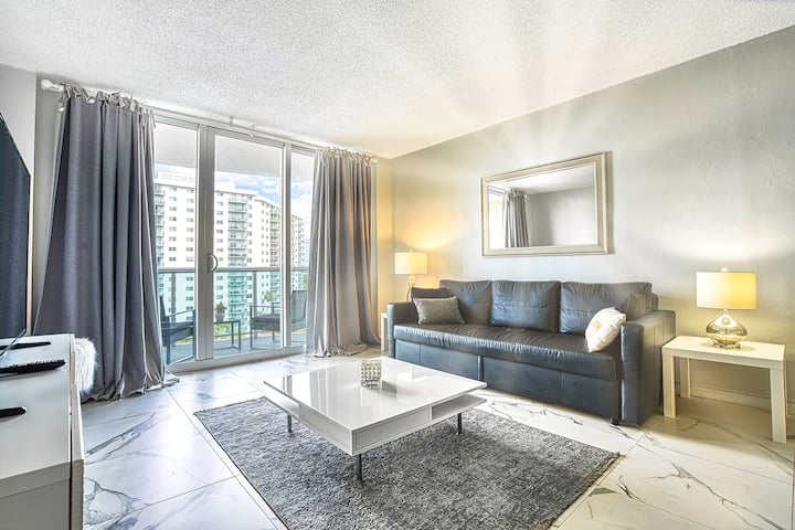 Elegant 1bd|1,5bth Apt| Pool&bay View|free Parking - Sunny Isles Beach, FL