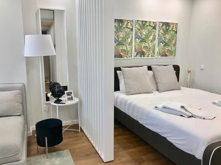 Deluxe & Stylish Designer Apt W/ Windows To Garden - Braga