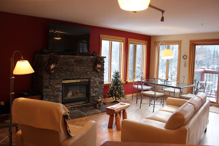 Downtown Alpine Condo With Pristine Mountain Views - Canmore