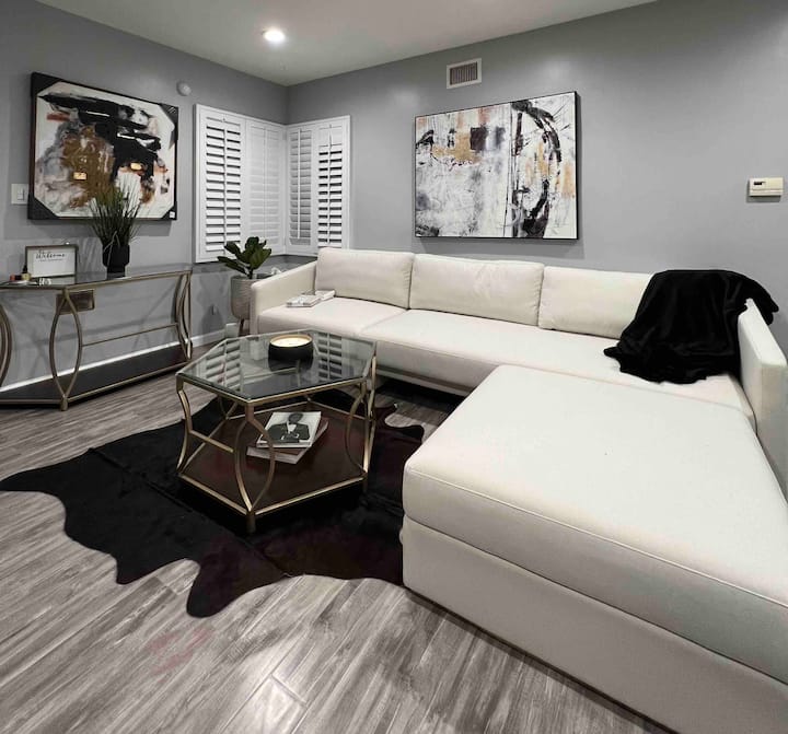 Cheerful 2 Bedroom Home With Indoor Fireplace - Inglewood, CA