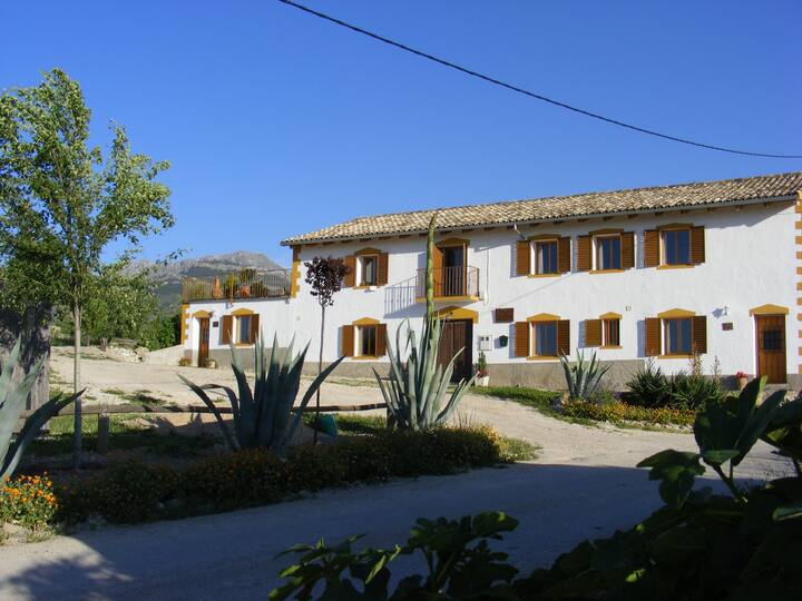 La Parra, Cortijo Los Abedules - Quesada
