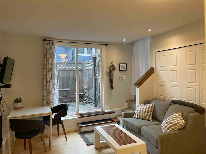 A Modern And Bright Suite 5 Minutes From Downtown! - Saanich