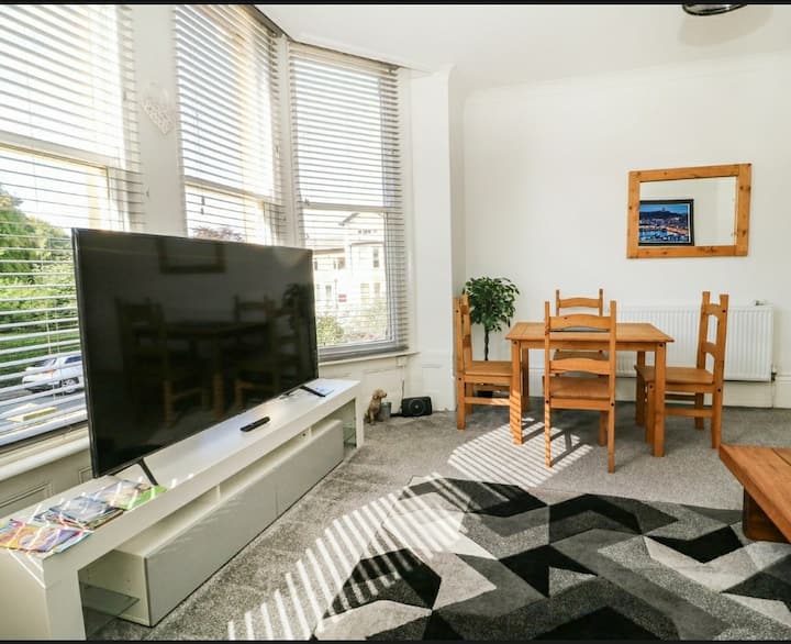 Lovely 2 Bedroom Ground Floor Apartment. 4 People - Scarborough