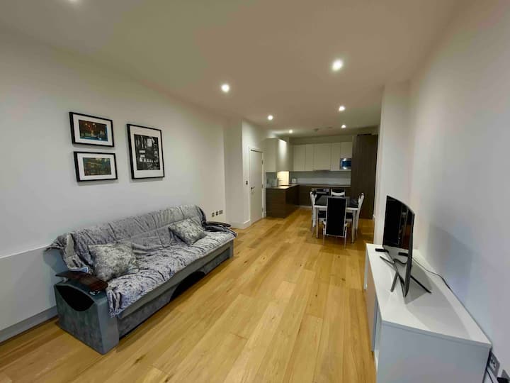 "Spacious 2 Bedroom Penthouse Retreat" - Hounslow