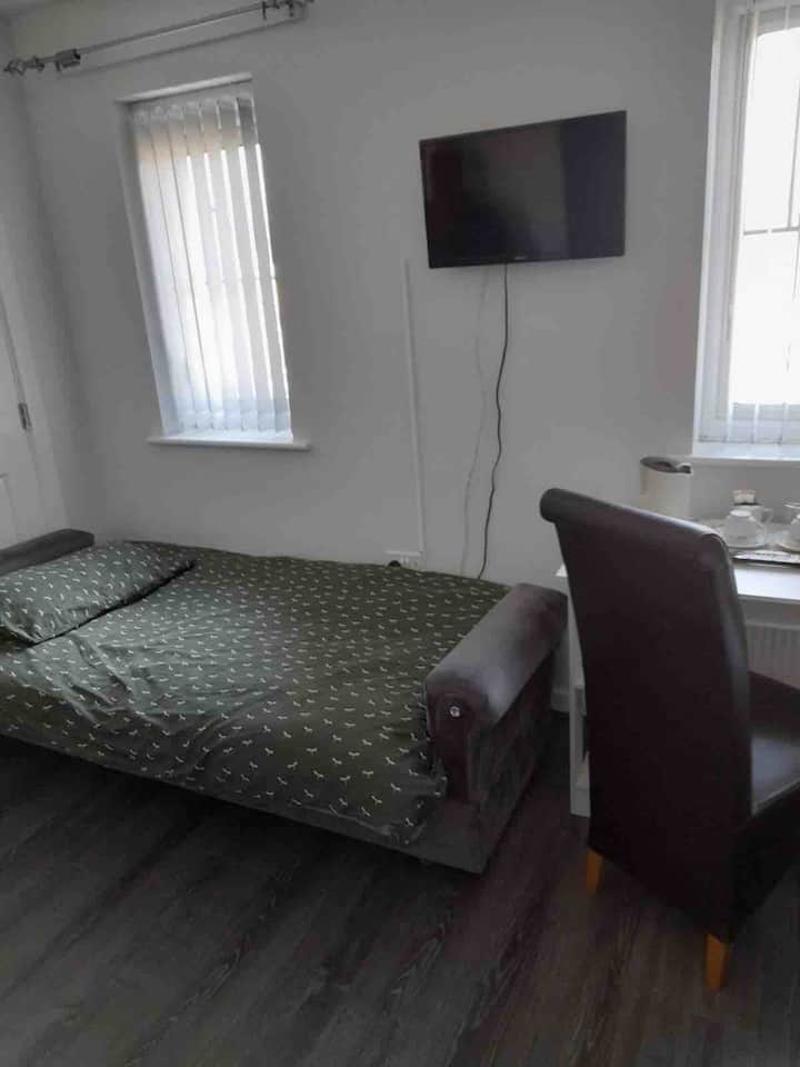 Large Bedroom & Sofa Bed And A Private Bathroom - Bromsgrove