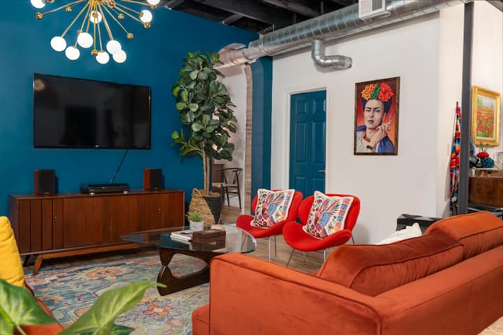 Midcentury Artist Loft W/ King Bed - Chicago, IL