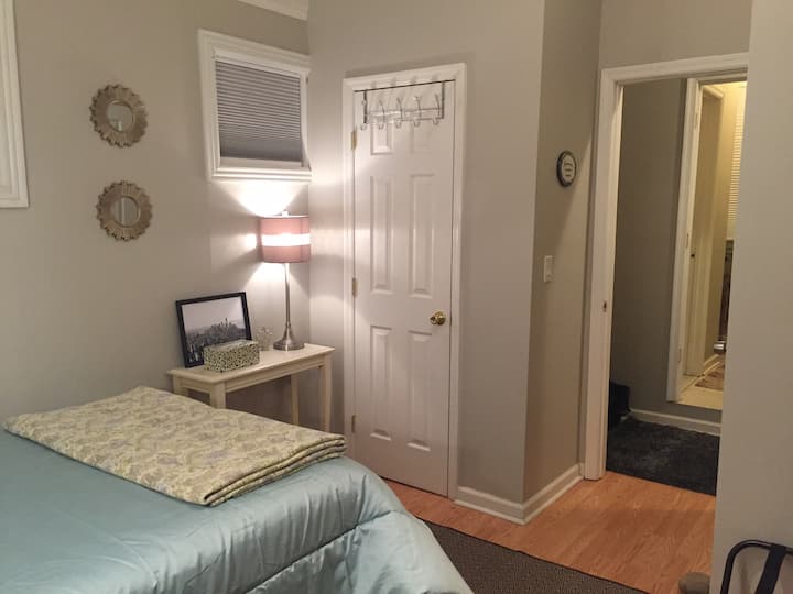 Private Entrance ~ Cozy, Sunny Suite! - Nashville, TN