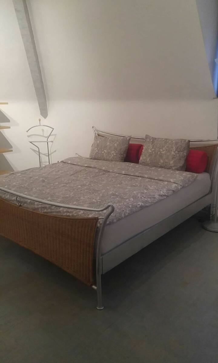 Mooie Romantisch Ingerichte Kamer Met Kingsize Bed - Houthalen-Helchteren