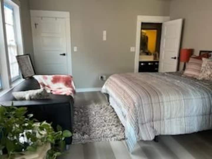 Parisienne Pad - Inglewood, CA