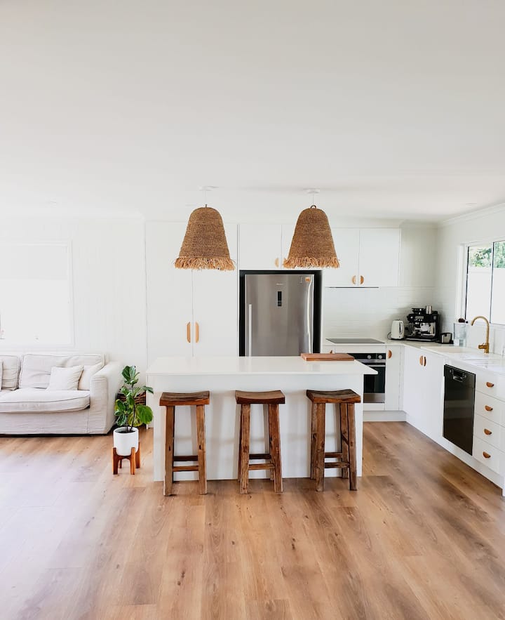 Pet Friendly Beach Home, 3 Bedrooms With A Pool! - Mudjimba