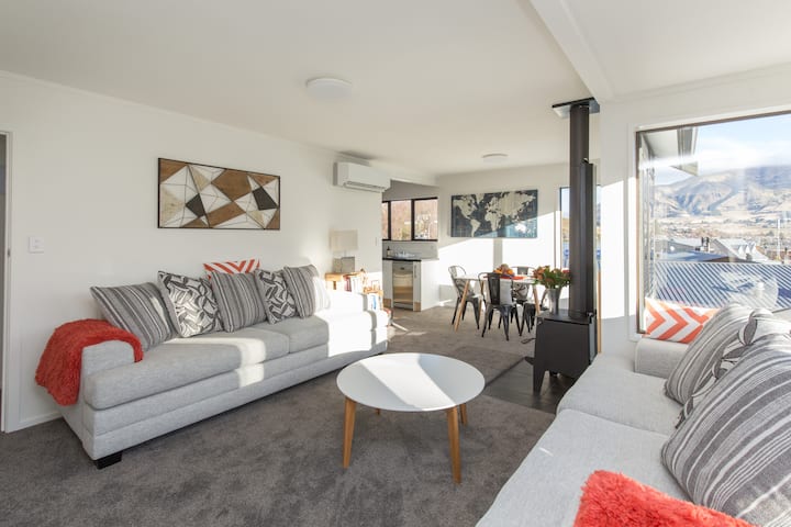 Bo's Bach: Warm, Sunny, Town Centre , Mtn View. - Wanaka