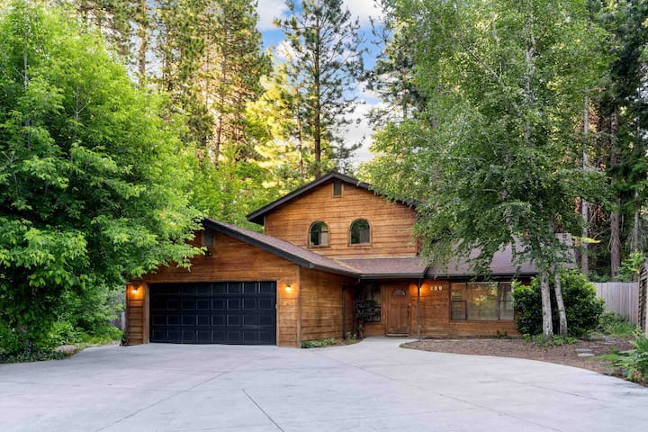 Beautiful House On Wooded Half Acre In Town - Mount Shasta, CA