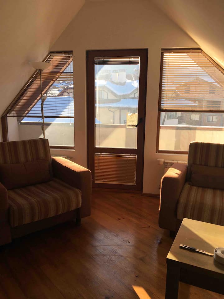 Lovely 2-bedroom Rooftop Apartment With A View - 班斯科