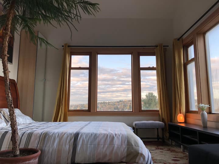 Queen Anne Home With Sweeping View-free Parking - Seattle, WA